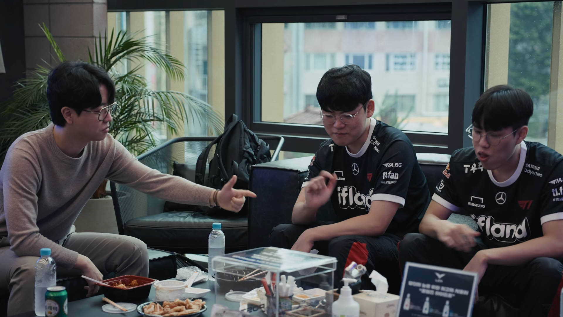 Có những chi tiết đáng chú ý nào trong phim ngắn T1 Rose Together?